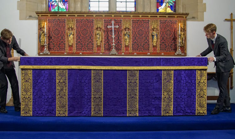 Network Norfolk : New altar frontals for Holt school chapel
